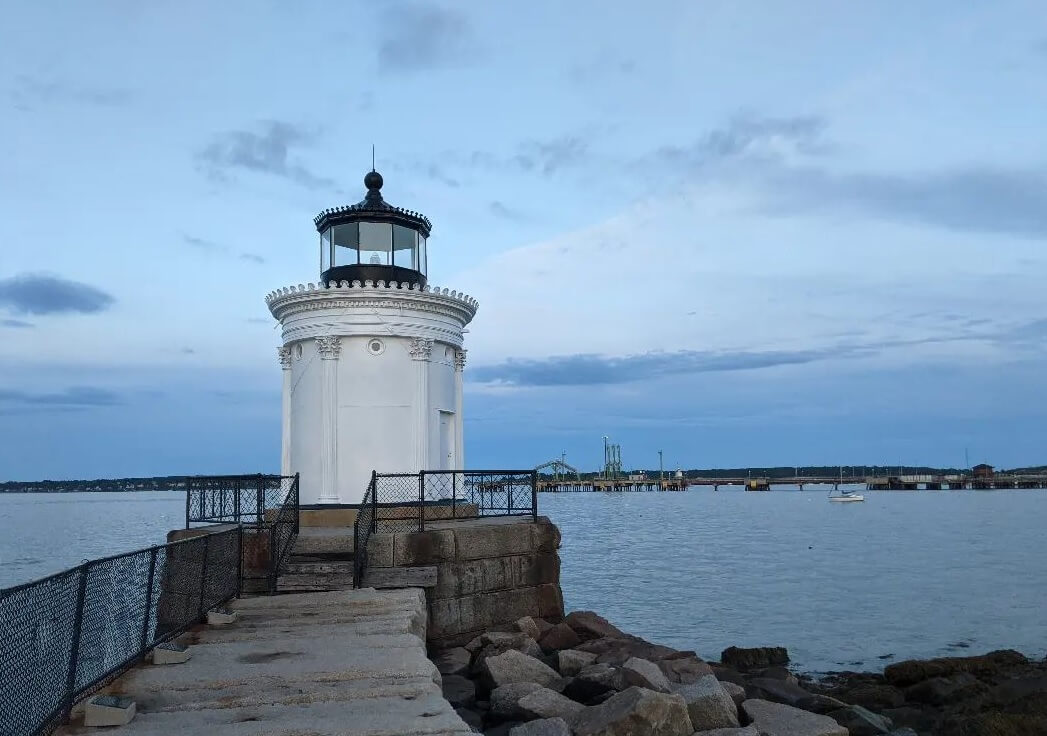 A Complete Guide to Portland Breakwater Light (Bug Light) (+ Photos)